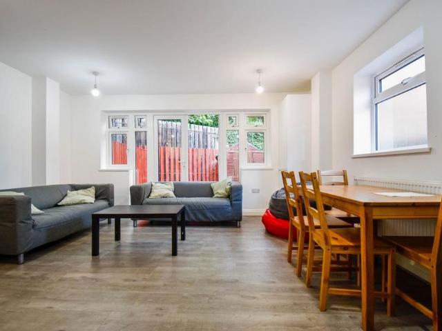 6 bedroom detached house to rent