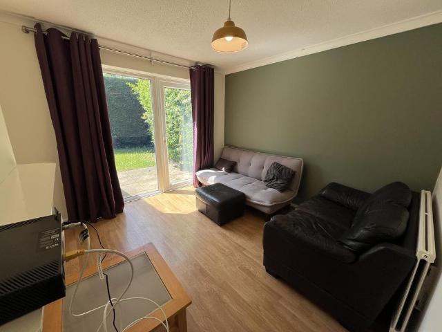 6 bedroom detached house to rent
