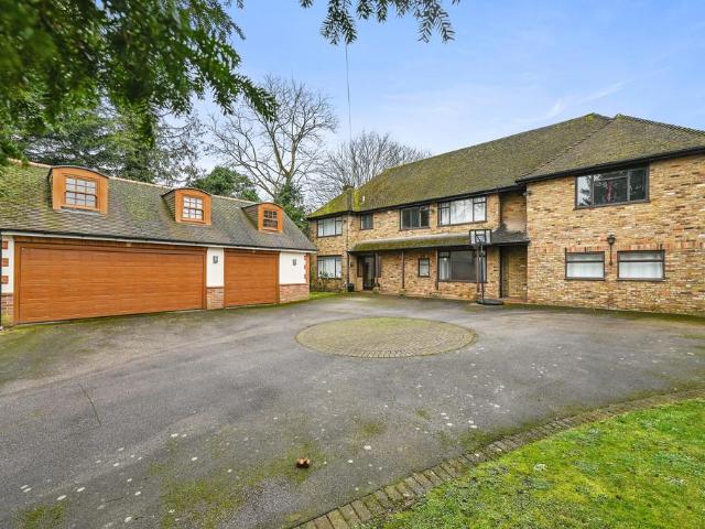 6 bedroom detached house to rent