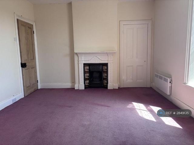 6 bedroom detached house to rent