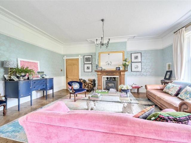 6 bedroom detached house to rent