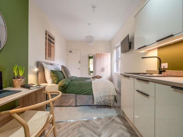 6 bedroom detached house to rent