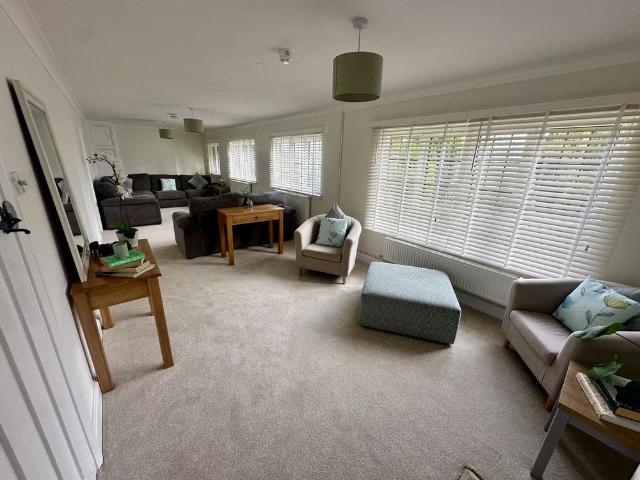 6 bedroom detached house to rent