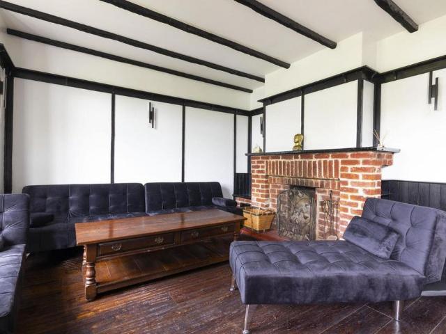 6 bedroom detached house to rent