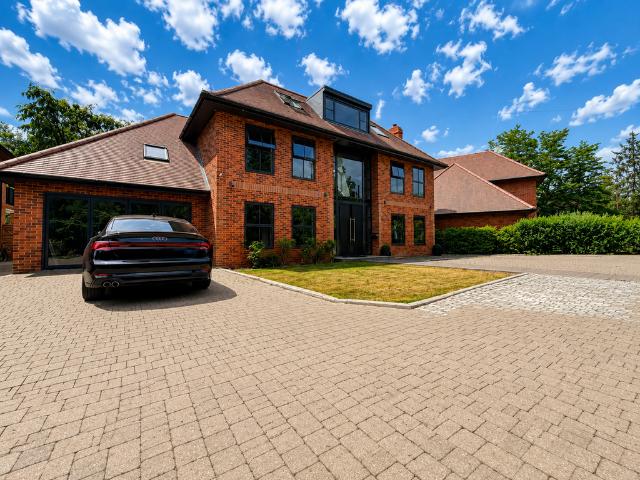 6 bedroom detached house to rent