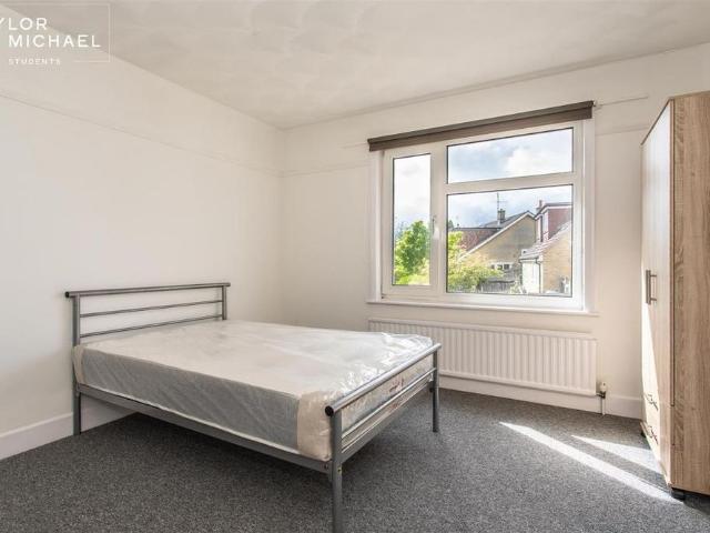 6 bedroom detached house to rent