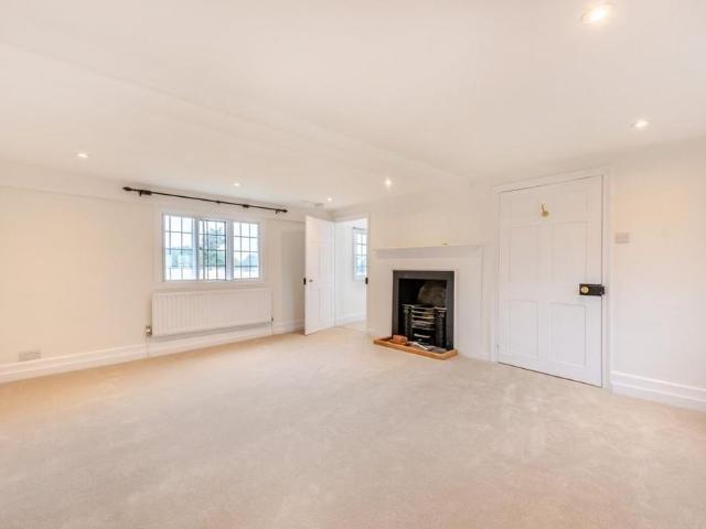 6 bedroom detached house to rent