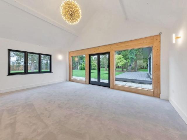 6 bedroom detached house to rent