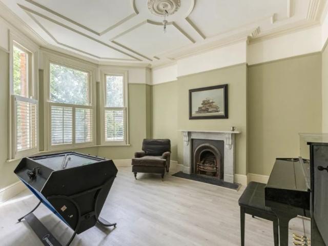 6 bedroom detached house to rent