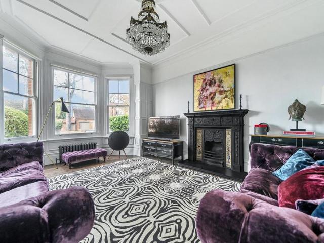 6 bedroom detached house to rent