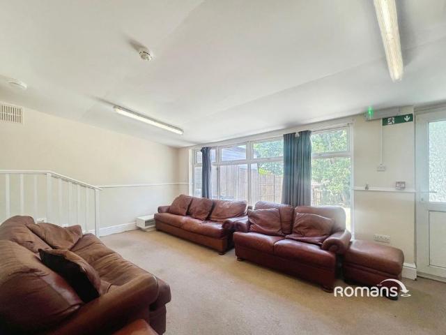 6 bedroom detached house to rent