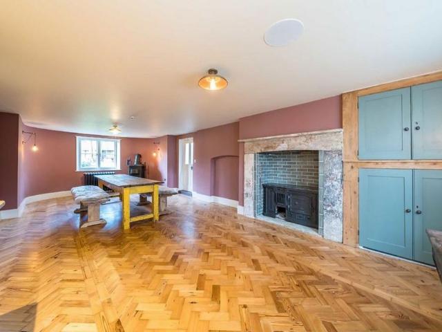 6 bedroom detached house to rent
