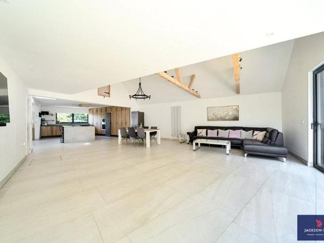 6 bedroom detached house to rent