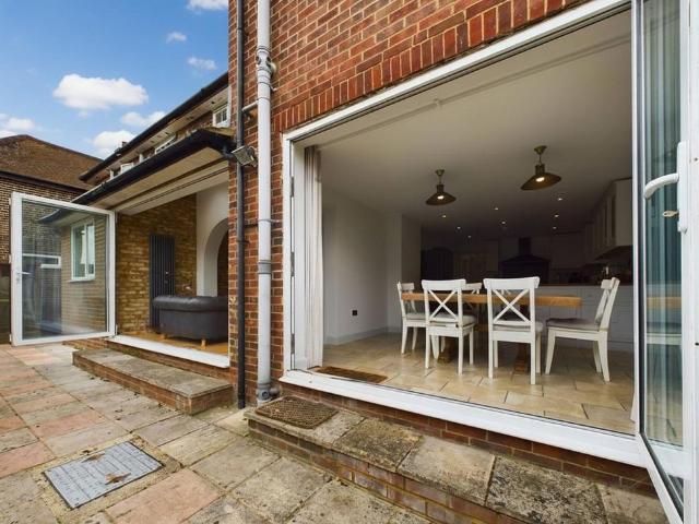 6 bedroom detached house to rent