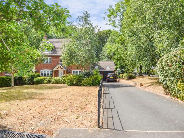 6 bedroom detached house to rent