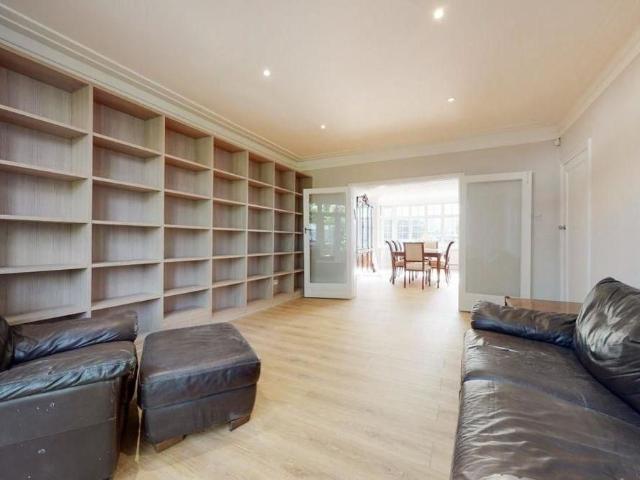 6 bedroom detached house to rent