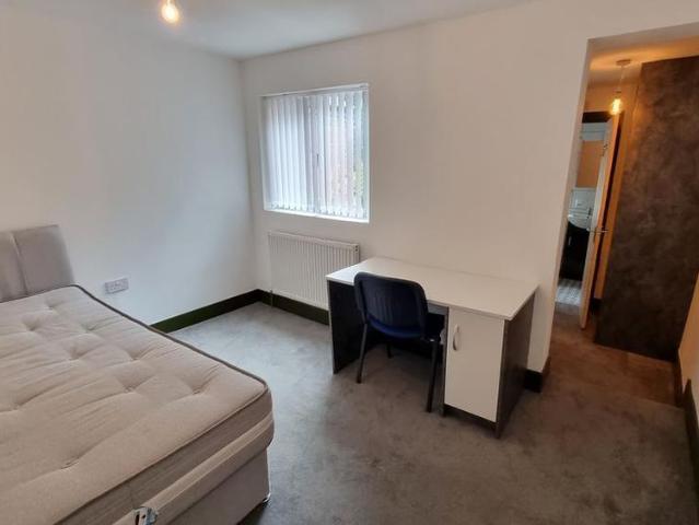 6 bedroom detached house to rent