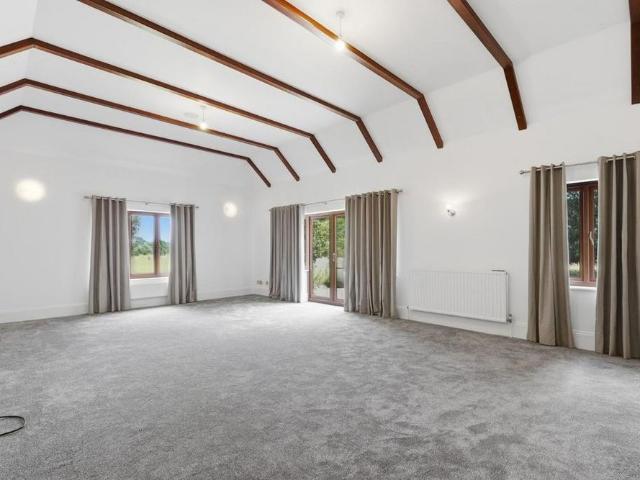 6 bedroom detached house to rent