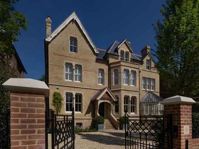 6 bedroom detached house to rent