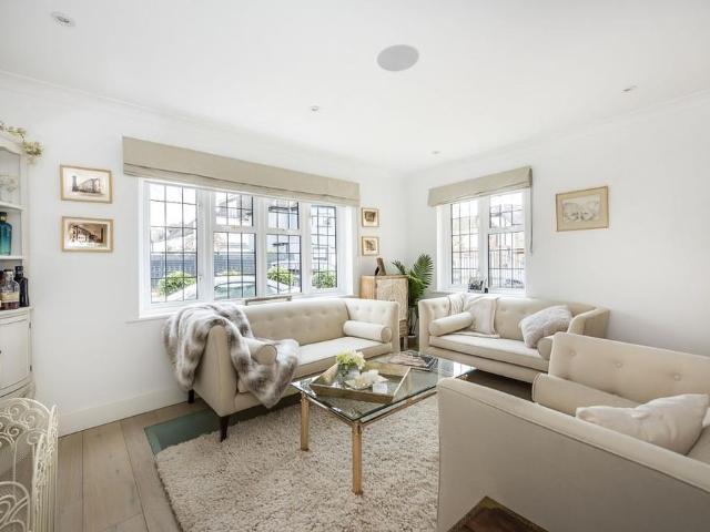 6 bedroom detached house to rent
