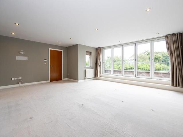 6 bedroom detached house to rent