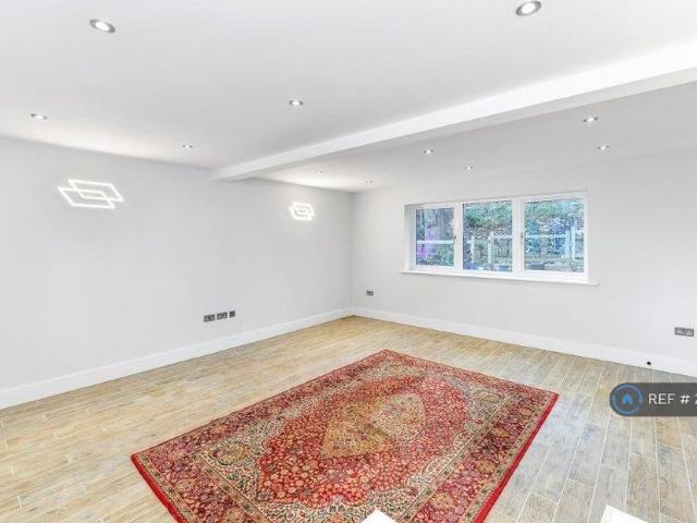 6 bedroom detached house to rent