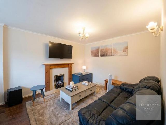 6 bedroom detached house to rent