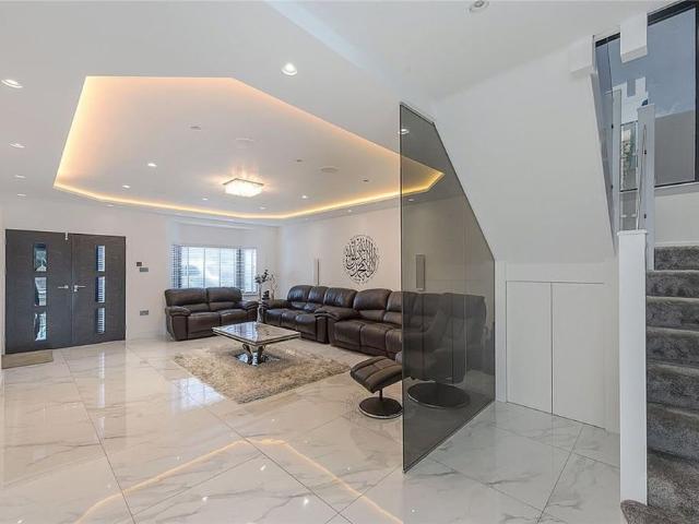 6 bedroom detached house to rent