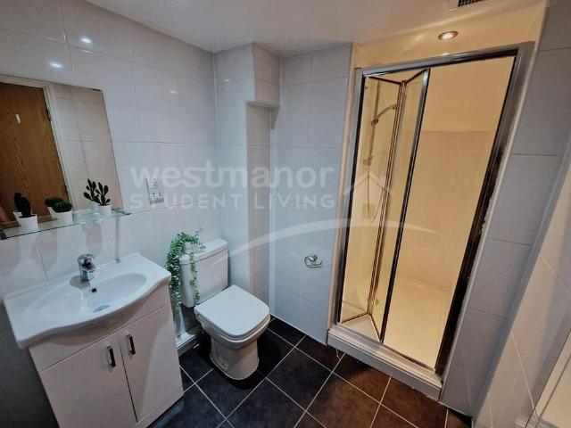 6 bedroom detached house to rent