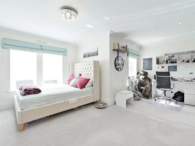6 bedroom detached house to rent