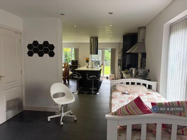 6 bedroom detached house to rent