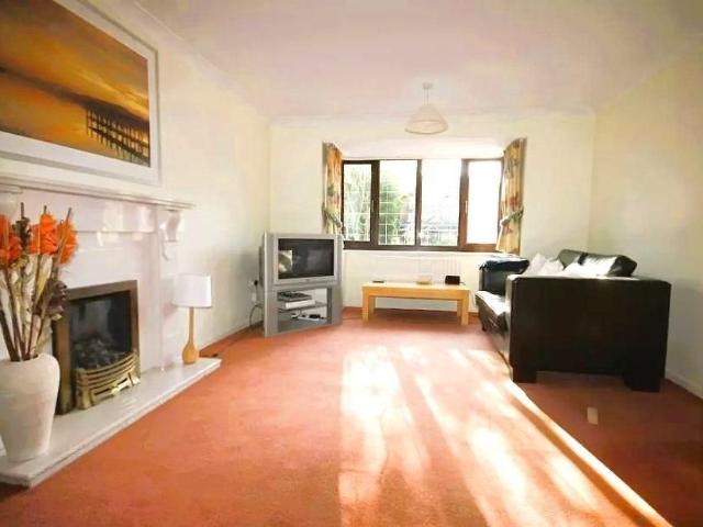6 bedroom detached house to rent