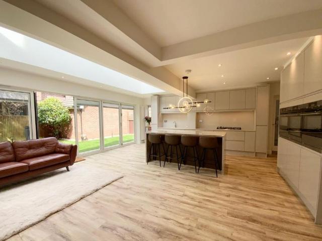 6 bedroom detached house to rent