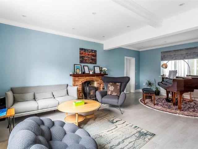 6 bedroom detached house to rent