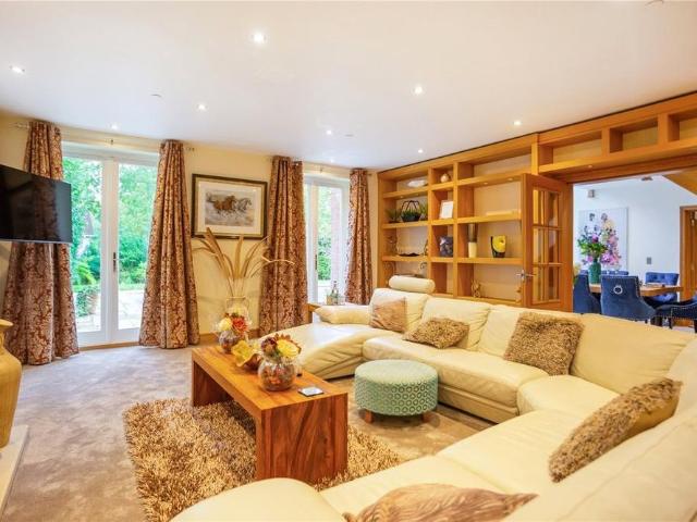 6 bedroom detached house to rent