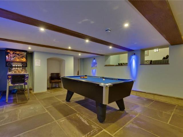6 bedroom detached house to rent