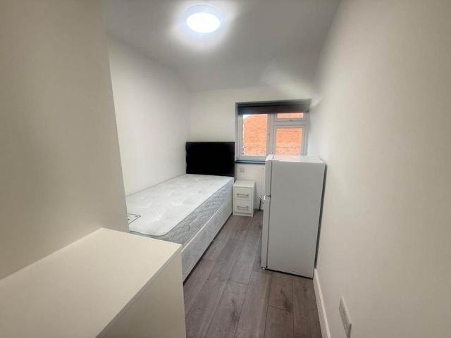 6 bedroom detached house to rent