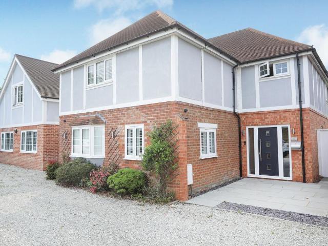 6 bedroom detached house to rent