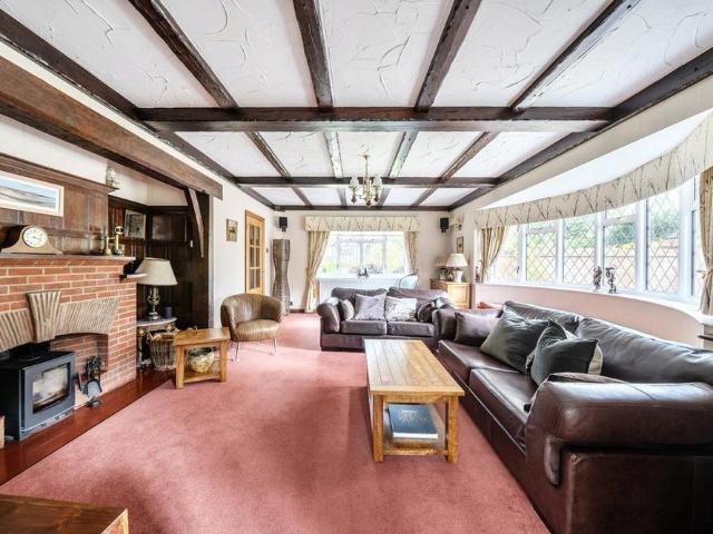6 bedroom detached house to rent