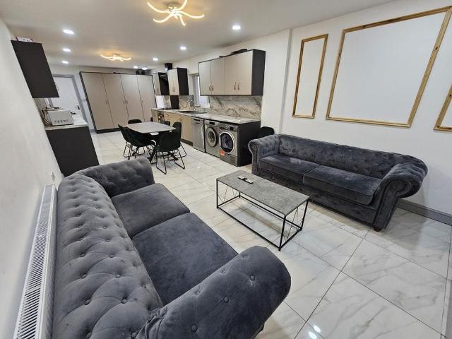 6 bedroom detached house to rent
