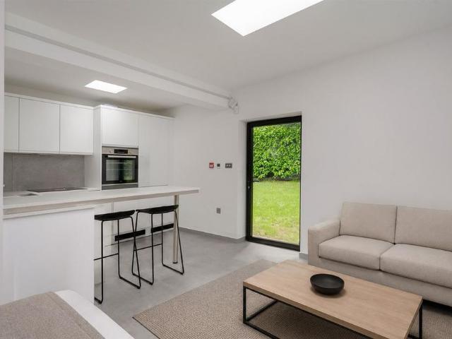 6 bedroom detached house to rent