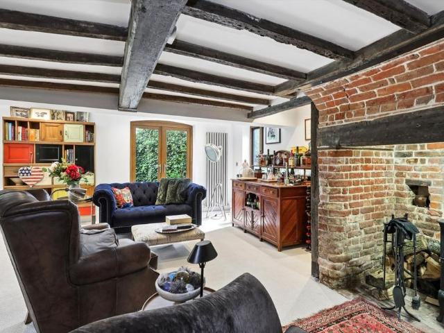 6 bedroom detached house to rent