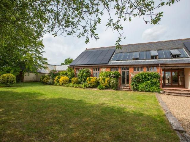 6 bedroom detached house to rent