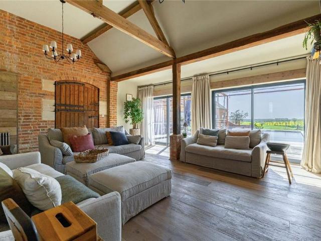 6 bedroom detached house to rent