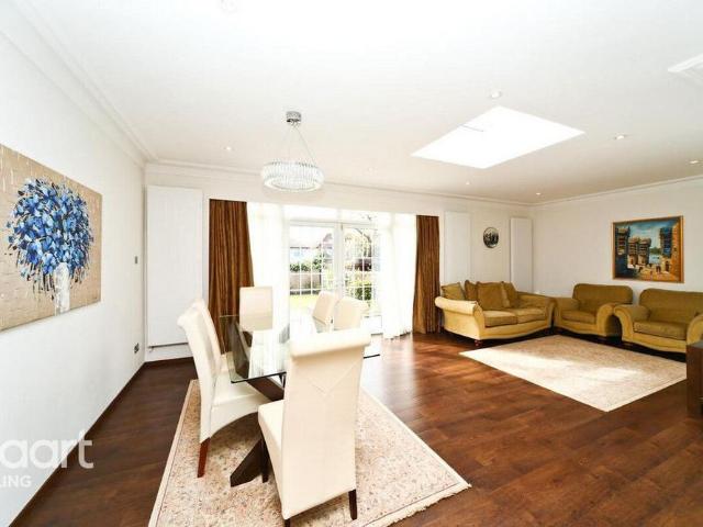 6 bedroom detached house to rent