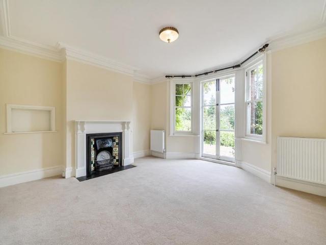 6 bedroom detached house to rent