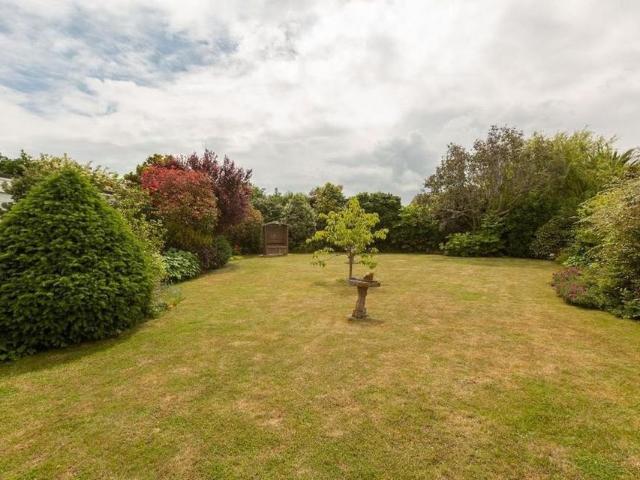 6 bedroom detached house to rent