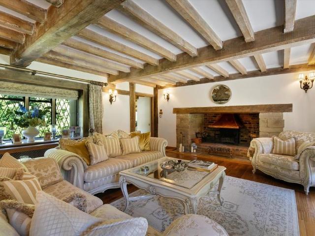 6 bedroom detached house to rent