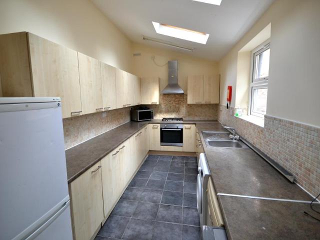 6 bedroom detached house to rent