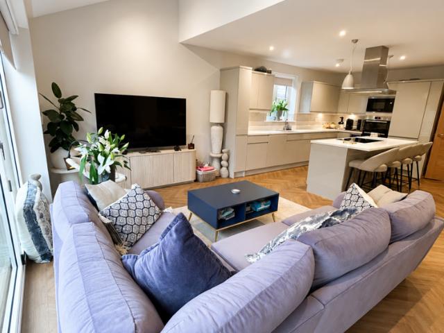 6 bedroom detached house to rent